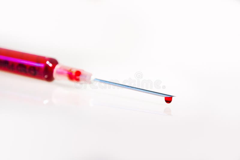 Spruta Med Blod Mot Vit Bakgrund Arkivfoto - Bild av makro, sjukdom ...