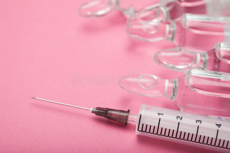 Spuit En Ampullen Op Een Roze Achtergrond Stock Afbeelding - Image of ...