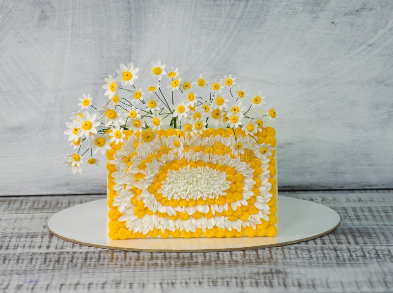 Square Fondant Cake with Gentle Daisies Stock Image - Image of ...