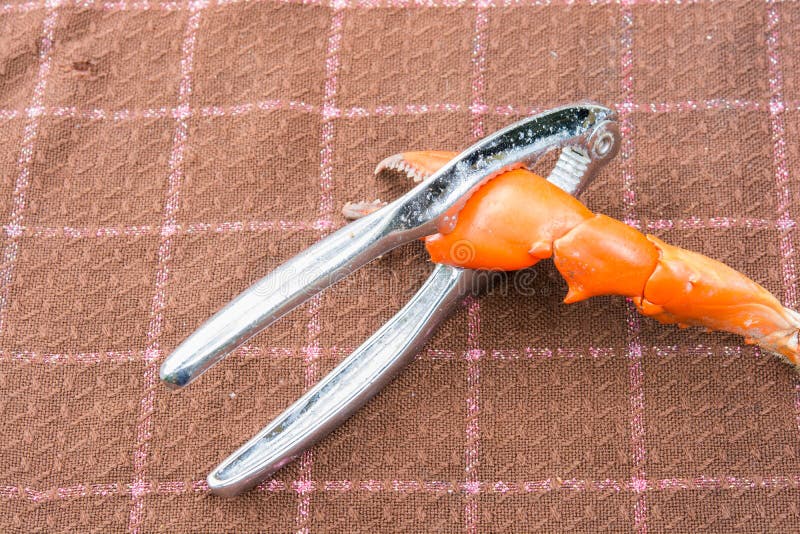 Squeezing Steamed Crab Claw Stock Photo - Image of trim, white: 35725616