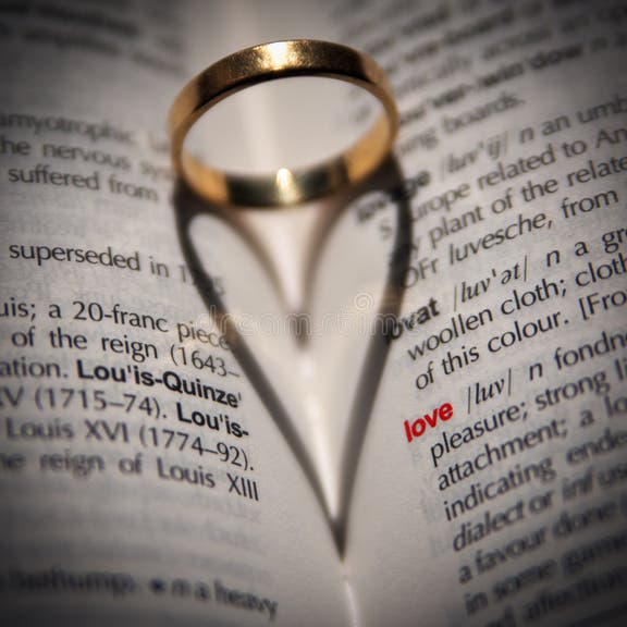 Squilli Lanciando Un'ombra Heart-shaped in Un Libro. Fotografia Stock ...