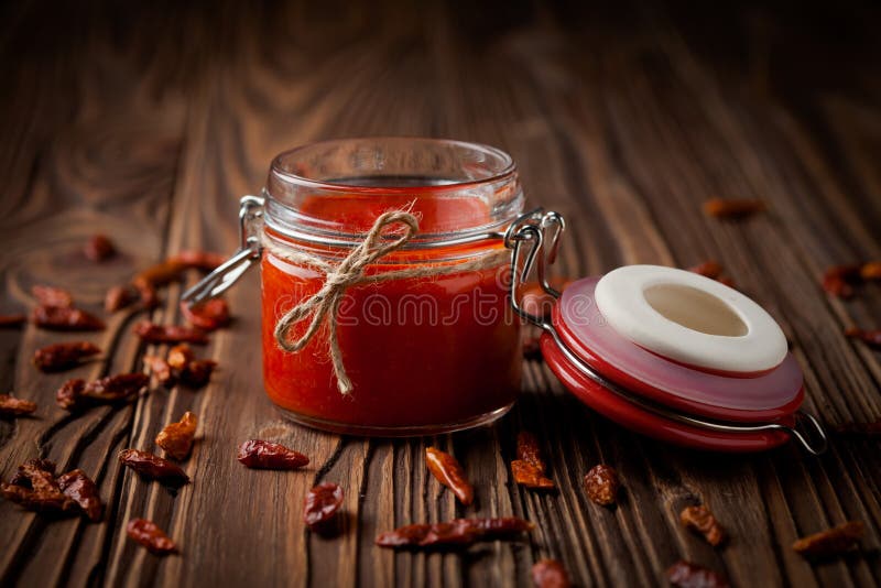 Sriracha Diy Natural De La Salsa De Chiles Foto de archivo - Imagen de ...