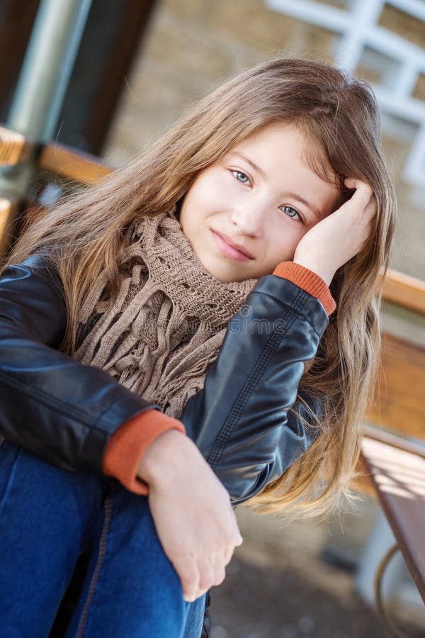 Stående av en flicka 13 år fotografering för bildbyråer. Bild av modell ...