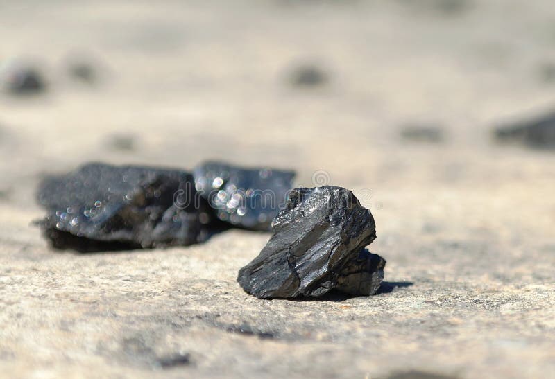 Diamant In Einem Stapel Der Kohle Stockfoto - Bild von reichlich, rauh ...