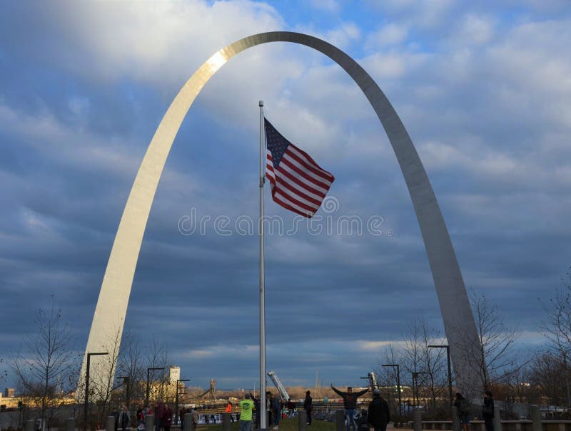 St. Louis Arch and flag editorial photo. Image of architecture - 84700301