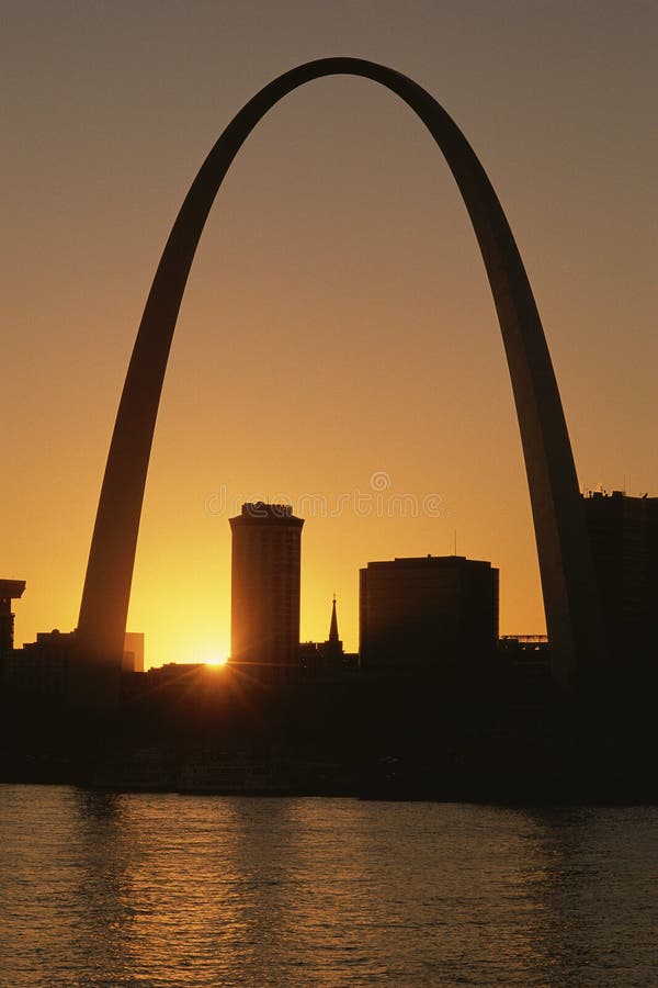 St. Louis arch at sunset stock image. Image of states - 52256431