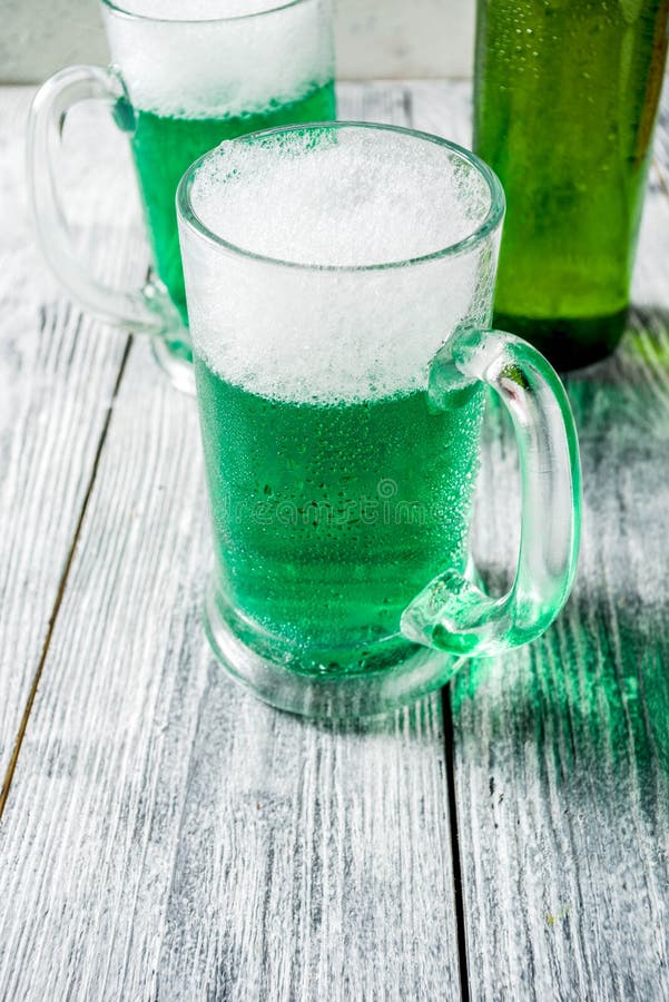 St patricks dag groen bier stock foto. Image of ierland - 207127002