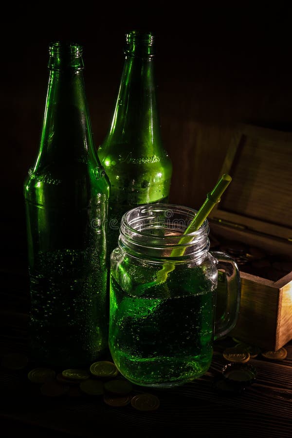 St Patrick ` S Dag Groen Bier Stock Foto - Image of club, alcoholisch ...