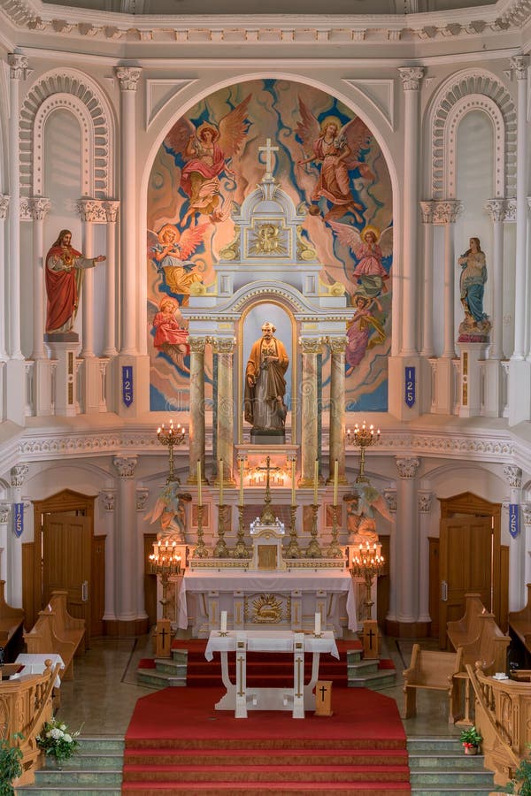 Katholische Kirche-Altar redaktionelles stockbild. Bild von innen ...