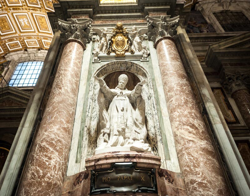 St. Peter S Basilica in Vatican Inside Editorial Stock Photo - Image of ...