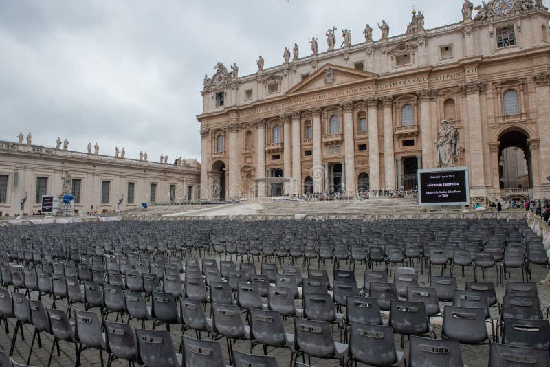 St. Peter S Square with Marble Columns and Statues Editorial Stock ...