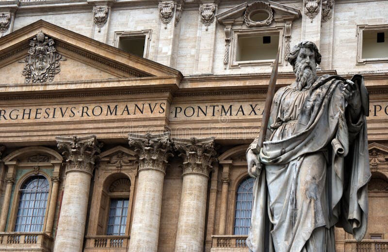 St Peter Standbeeld Voor St Peter Basiliek in Vatikaan Redactionele ...