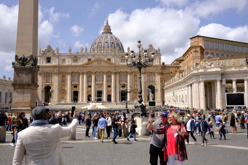 St. Peters Square in Vatican City Editorial Image - Image of saint ...