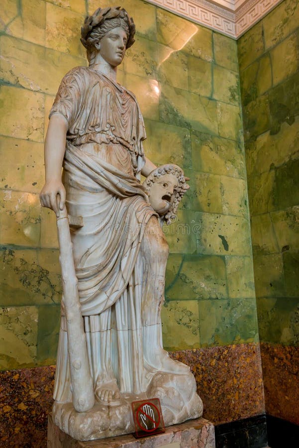 SAN PIETROBURGO, RUSSIA – GIUGNO 2015: STATUA DI MELPOMENE AL ERMITAGE ...