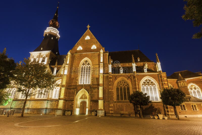 St Quentin Cathedral En Hasselt Foto de archivo - Imagen de nublado ...