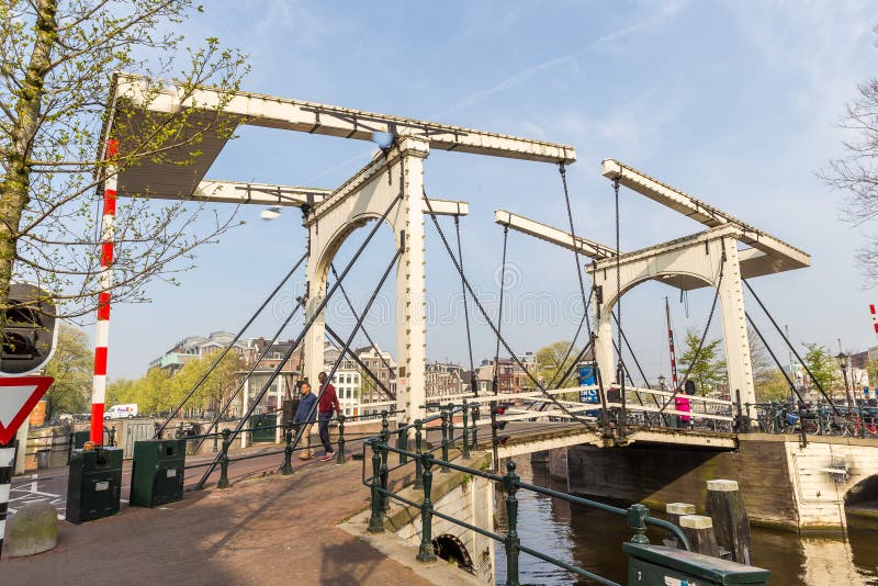Staal Oude Brug Van Amsterdam Redactionele Fotografie - Image of auto ...