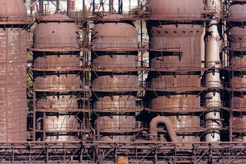 Staalconstructie Van De Hoogoven in De Metallurgische Installatie Stock ...
