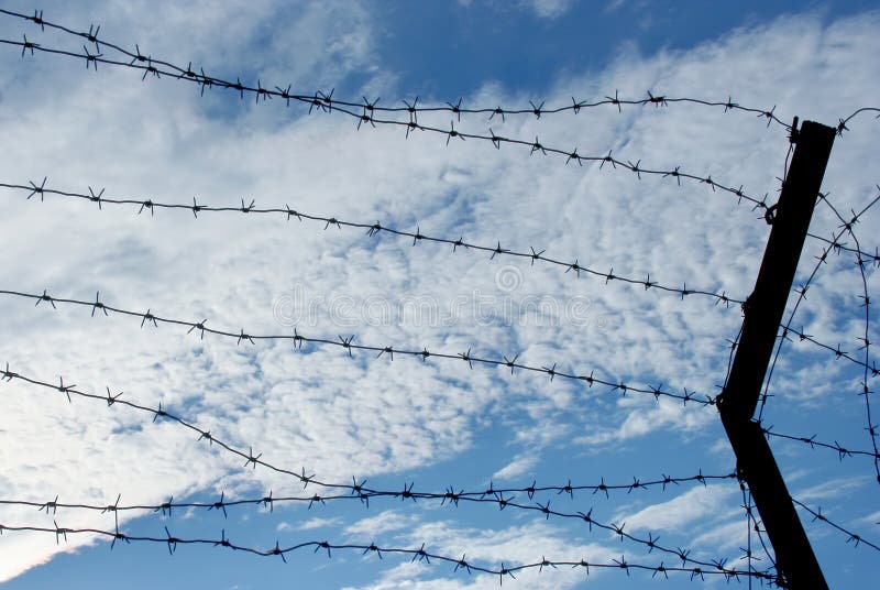 Stacheldraht stockfoto. Bild von pfosten, tapete, stahl - 14608374