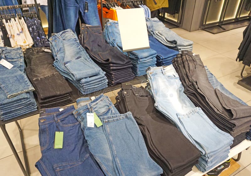 Lee Jeans shop editorial photo. Image of apparel, company - 17667391