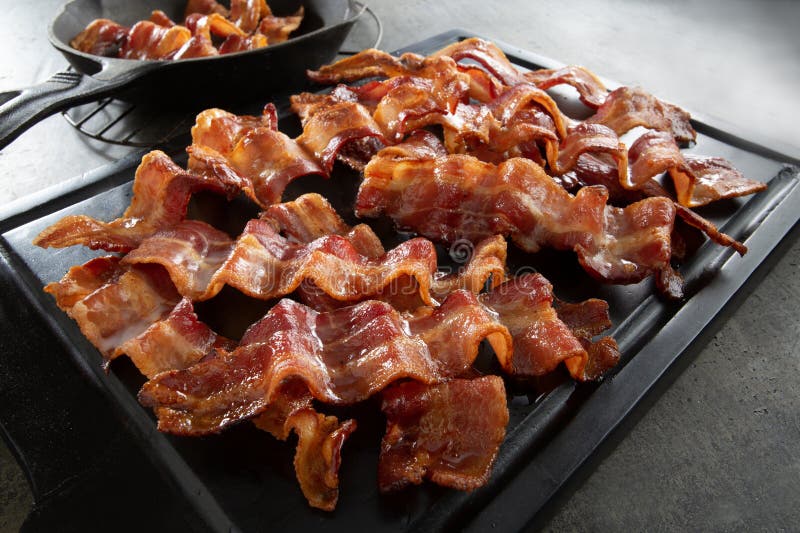 Crispy Strips Bacon Overlapping Black Cutting Board Stock Photos - Free ...
