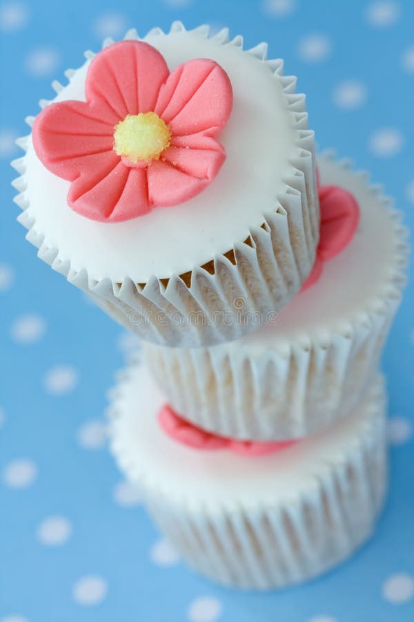 Mini flower cupcakes stock image. Image of pink, home - 11779705