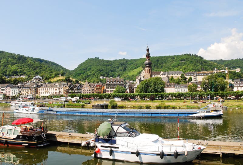 Stad Cochem Op De Rivier Van Moezel in Duitsland Redactionele Foto ...