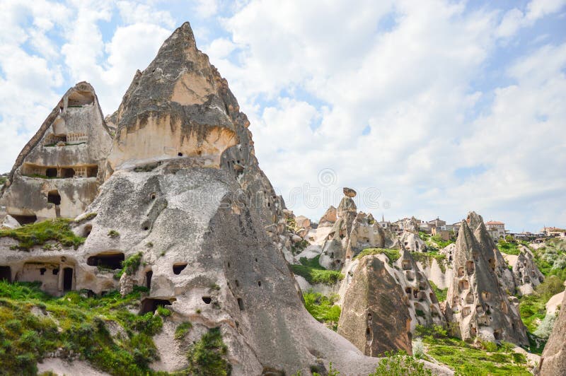 Stad Die in Rotsen Wordt Gesneden Stock Afbeelding - Image of huis ...