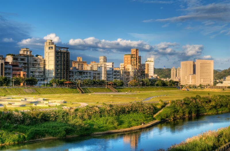 Stad met rivier en huis stock afbeelding. Image of rust - 12222245