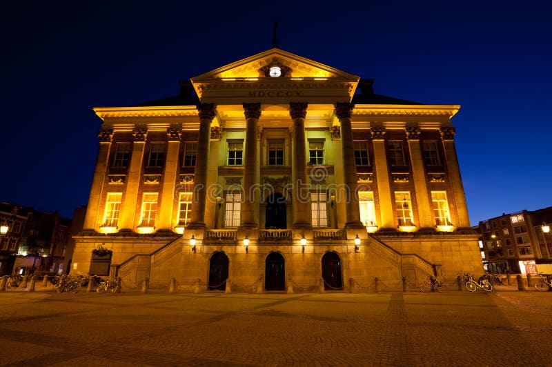 Stadhuis in De Stad Van Groningen Bij Nacht Stock Foto - Image of ...