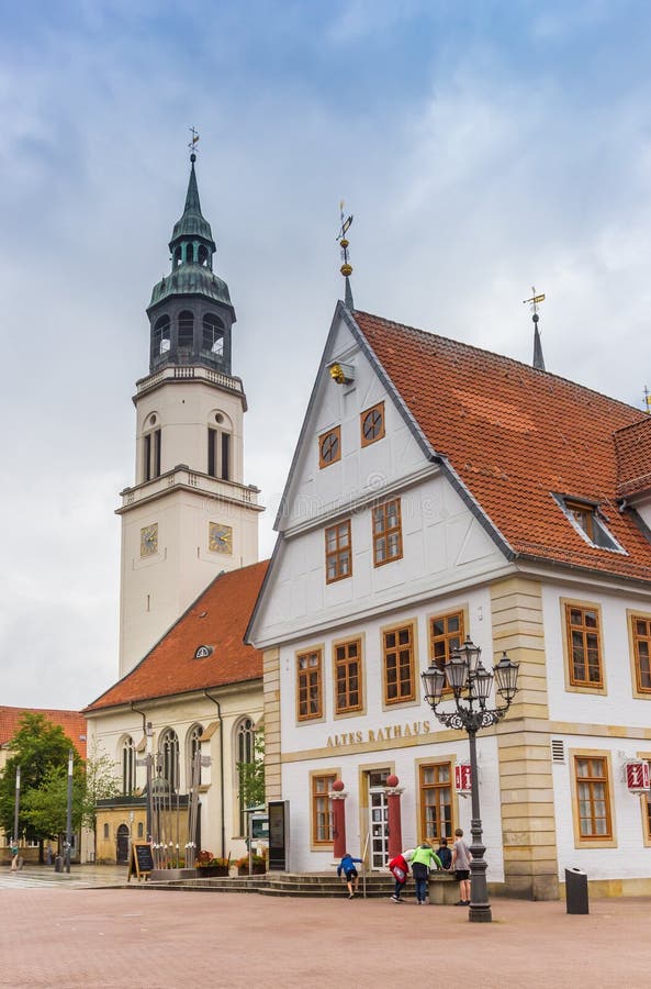 Stadhuis En Kerktoren in Het Historische Centrum Van Celle Redactionele ...