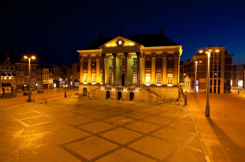 Stadhuis in De Stad Van Groningen Bij Nacht Stock Foto - Image of ...