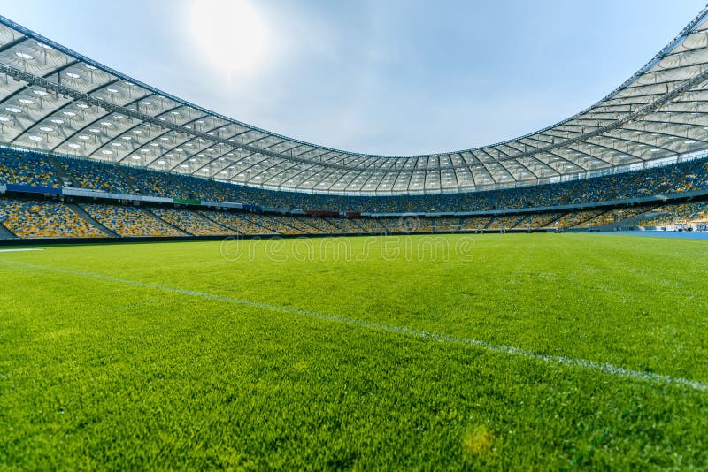 Stadio Del Campo Di Calcio E Sedili Dello Stadio Fotografia Stock ...