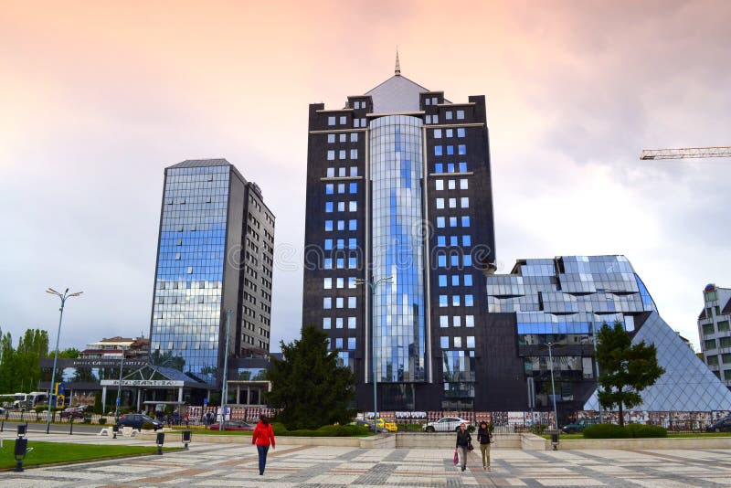 Stads moderne architectuur redactionele afbeelding. Image of gebouw ...