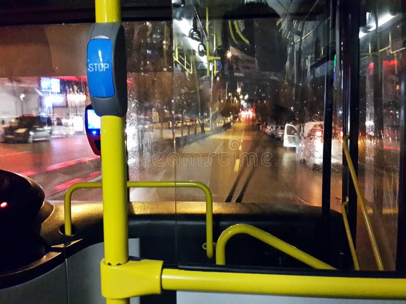 Stadsbus stock afbeelding. Image of bekleding, toegankelijkheid - 98267765