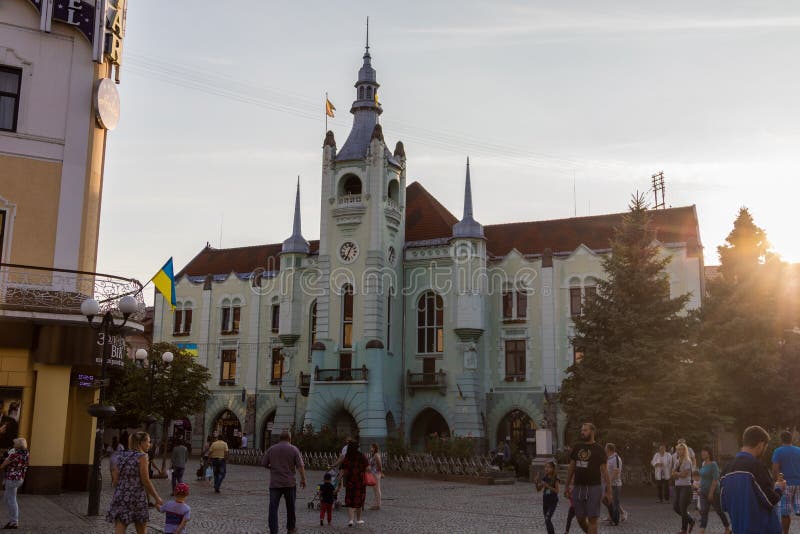 Mukacheve Ukraina - Maj 08, 2015: Redaktionell Foto - Bild av berg ...