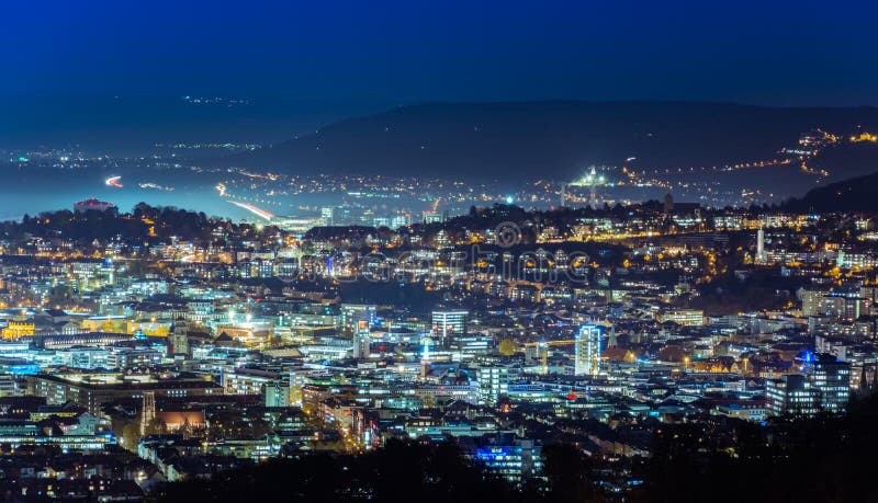 Stadt Stuttgart stockbild. Bild von zieleinheit, nacht - 104554673