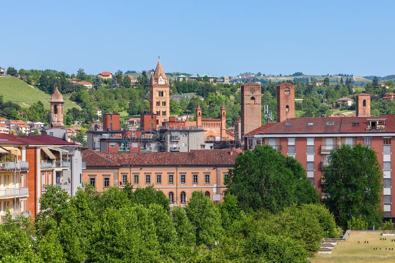 Stadt Von Alba in Piemont, Italien Stockfoto - Bild von sommer, grün ...