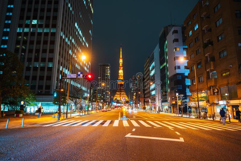 Stadtleben Und -verkehr Mit Tokyo-Turmhintergrund in Tokyo Nachts ...