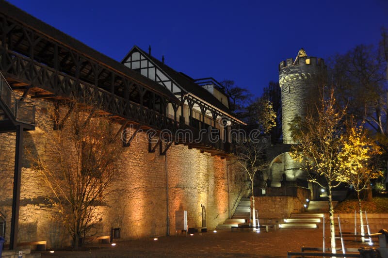 Stadtmauer Und Turm Von Jena Stockbild - Bild von leuchten, kalkstein ...