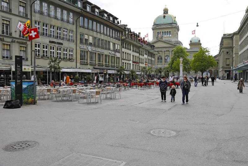 Stadtwohnungen Entlang Dem Barenplatz in Bern Redaktionelles Bild ...
