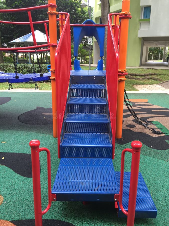 stair-to-slide-place-56141347.jpg (675×900)-花瓣网