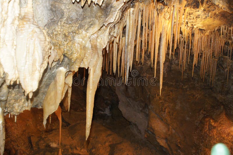 Stalactiet en stalagmiet stock afbeelding. Image of afgerond - 87247227