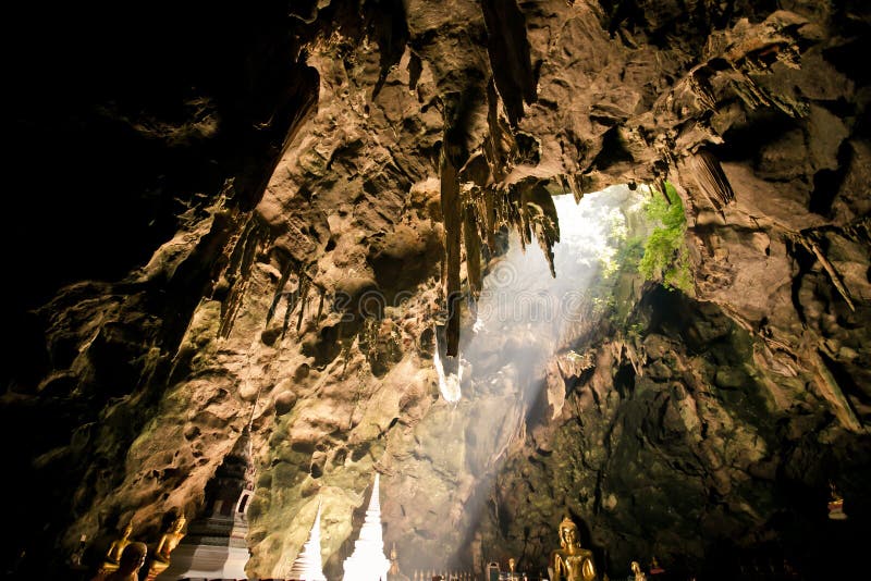 Stalactiet En Stalagmiet Binnen Een Hol Stock Foto - Image of geologie ...