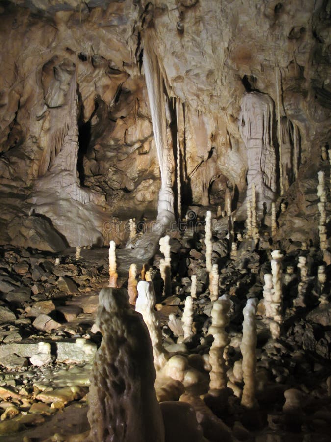 Stalactieten En Stalagmieten Stock Afbeelding - Image of speleologisch ...
