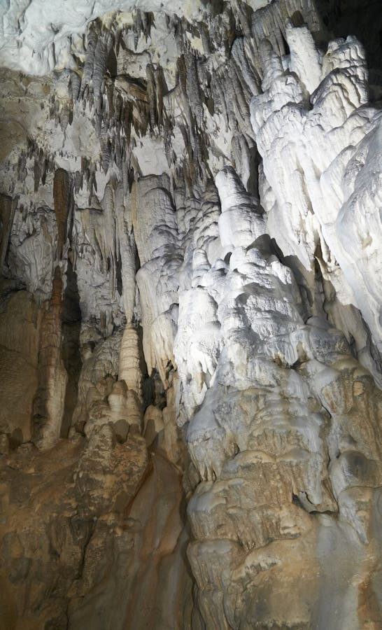 Stalactieten En Stalagmieten in Het Hol Stock Afbeelding - Image of ...