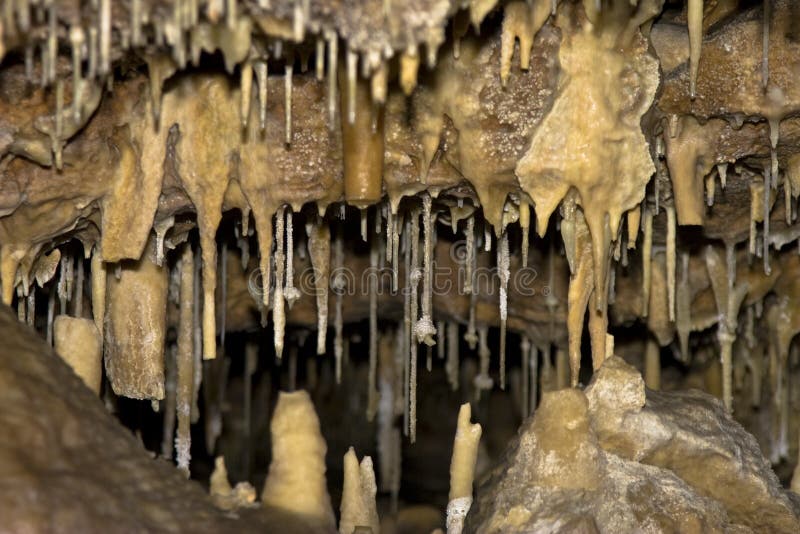 Stalactieten in Kalksteenhol Stock Afbeelding - Image of verlicht ...