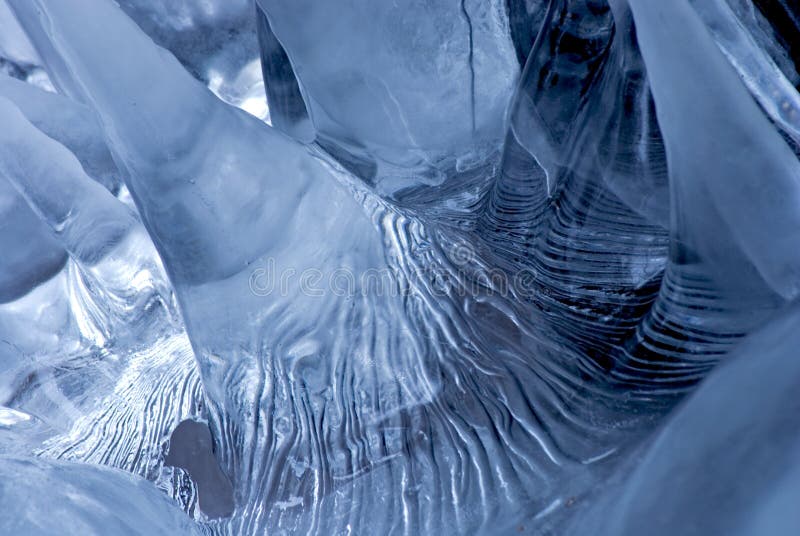 Stalactites Et Stalagmites De Glace Dans La Roche Image stock - Image ...