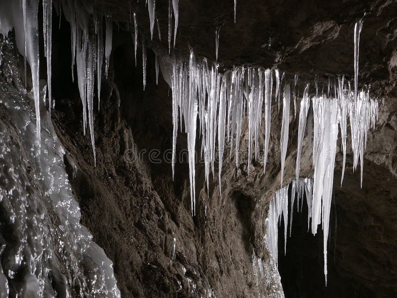 Stalactites Et Stalagmites De Glace Dans La Roche Image stock - Image ...