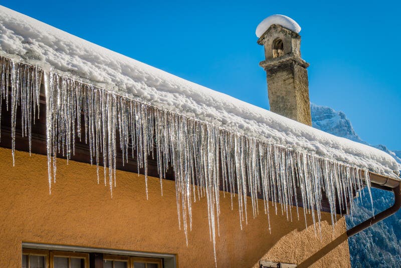 Stalactites De Glace Sur Le Toit Photo stock - Image du foncé, sunrise ...