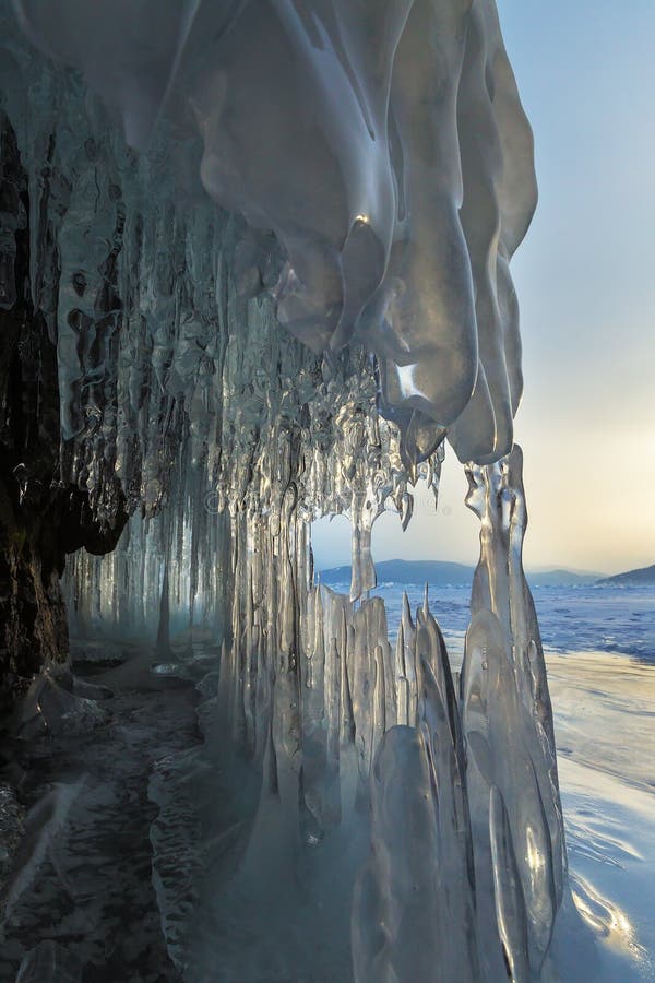 Stalactites Et Stalagmites De Glace Dans La Roche Photo stock - Image ...
